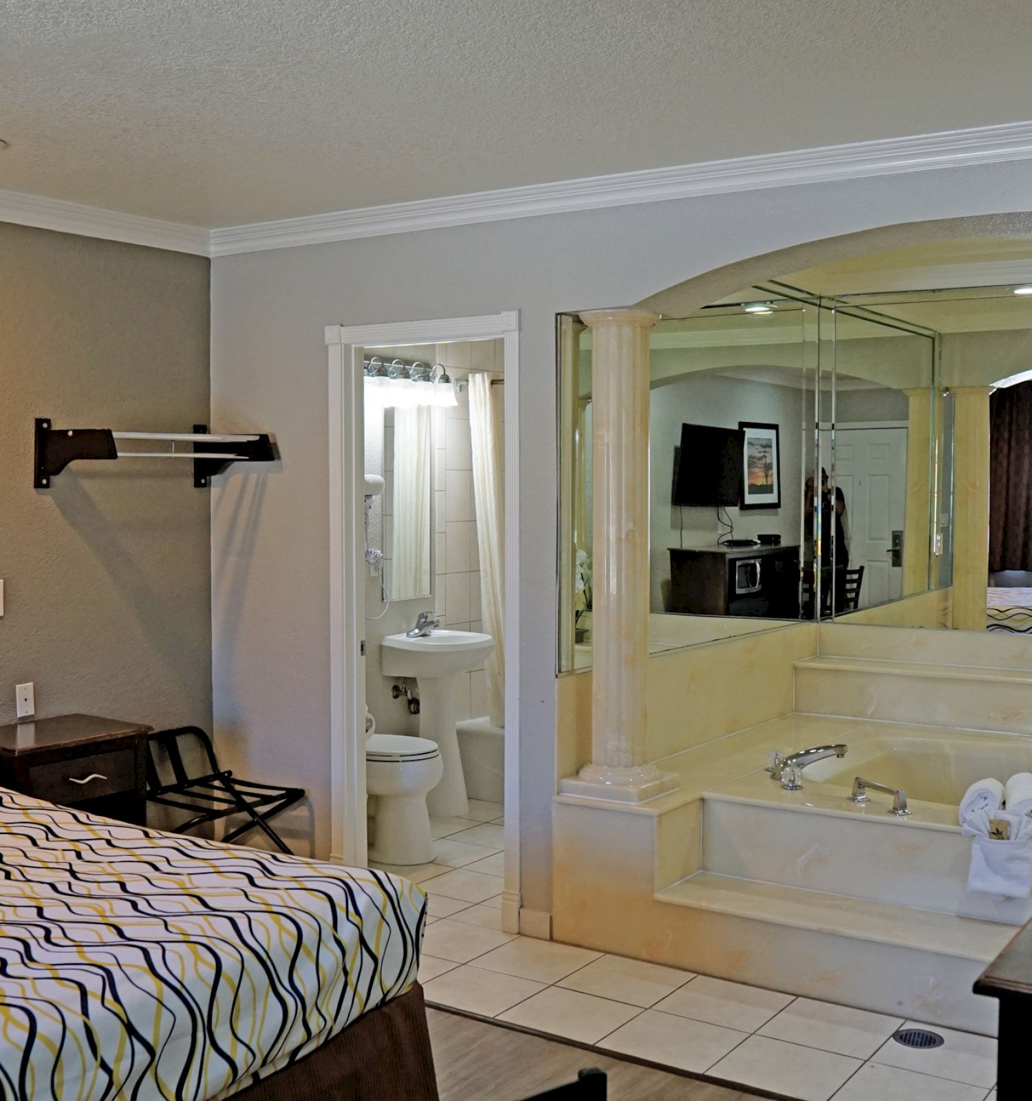 Rooms & Jacuzzi Suites Santa Ana - West Coast Inn Santa Ana